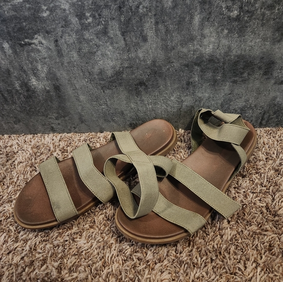 Universal Thread | Shoes | Universal Thread Olive Green Sandals Womens ...